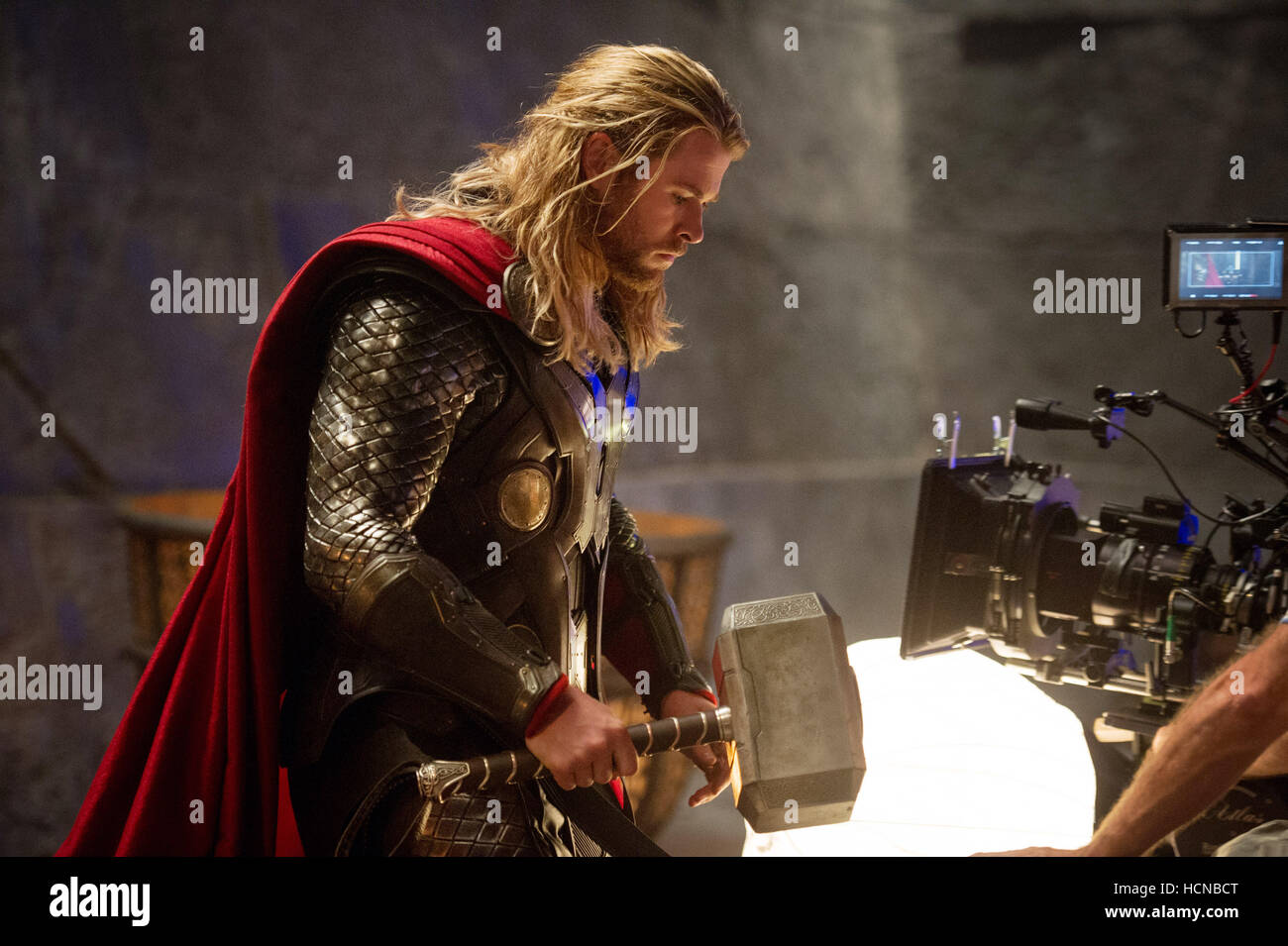 THOR: Die dunkle Welt, Chris Hemsworth als Thor, am Set, 2013. pH: Jay ...