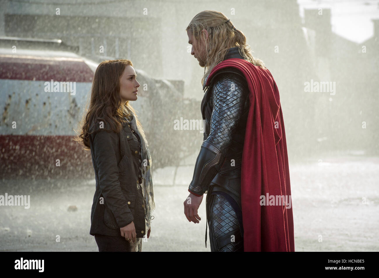 THOR: Die dunkle Welt, von links: Natalie Portman, Chris Hemsworth ...