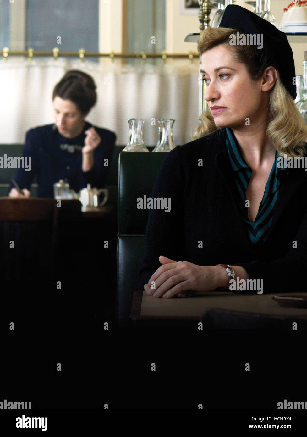 VIOLETTE, von links: Sandrine Kiberlain als Simone de Beauvoir ...