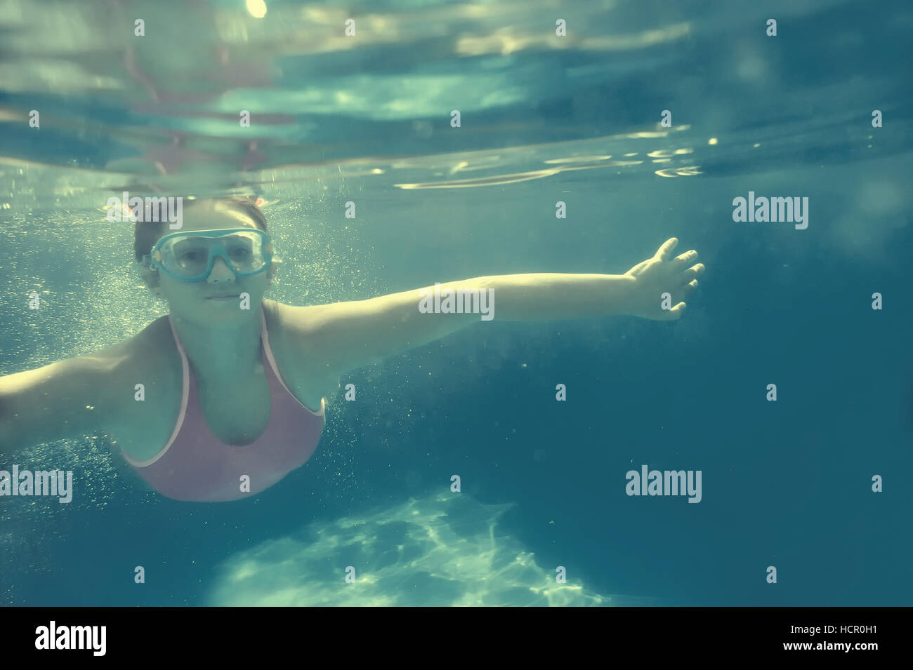 Girl underwater in swimming pool -Fotos und -Bildmaterial in hoher ...
