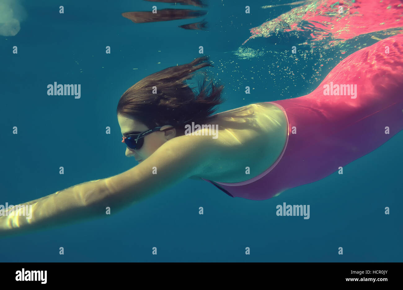Girl underwater in swimming pool -Fotos und -Bildmaterial in hoher ...