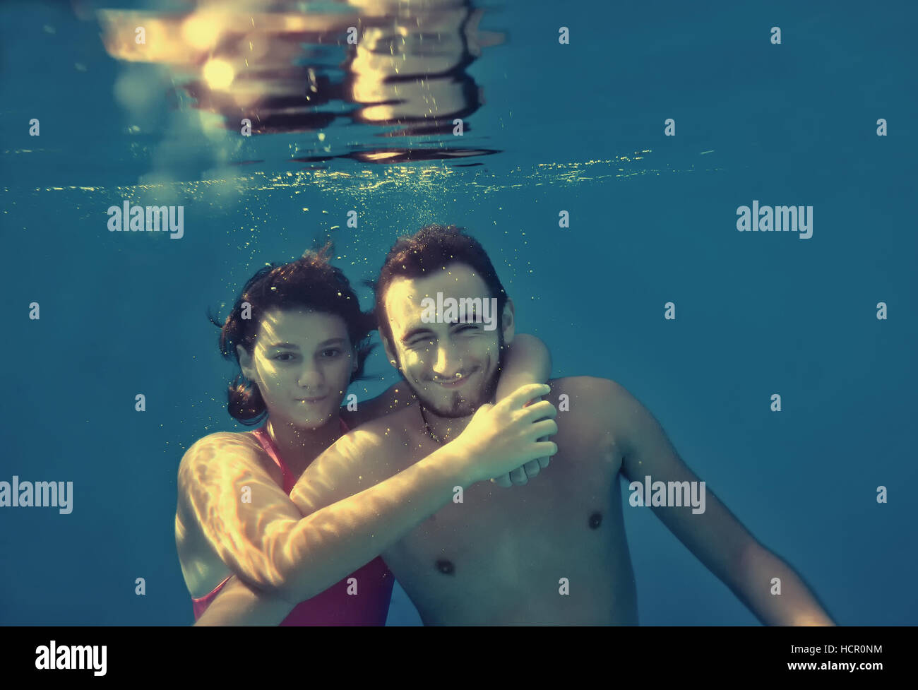 Mädchen und jungen unter wasser -Fotos und -Bildmaterial in hoher ...