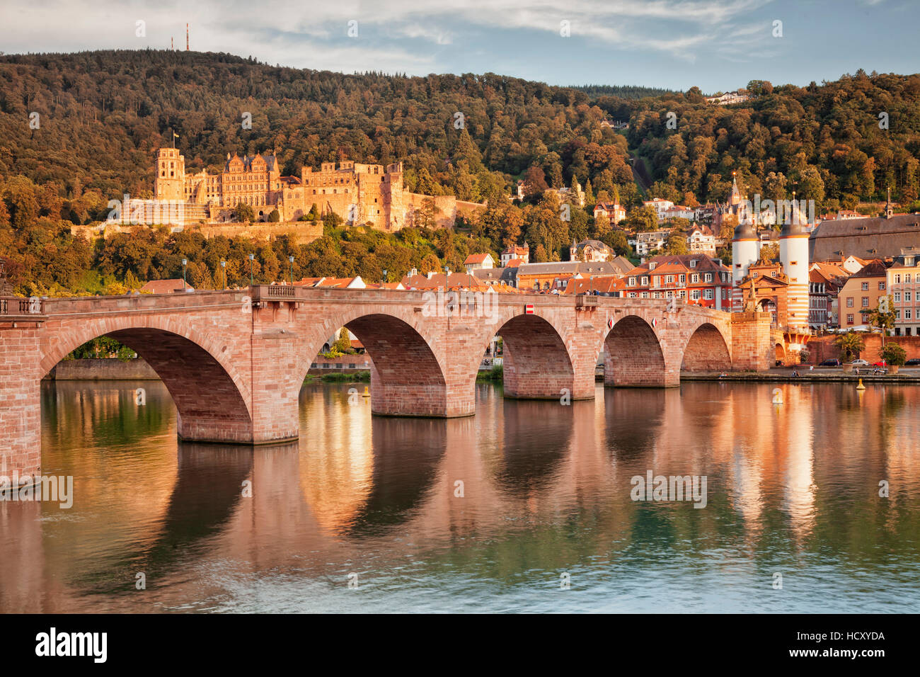 Altstadt mit Karl-Theodor-Brücke (alte Brücke) und Schloss, Fluss ...