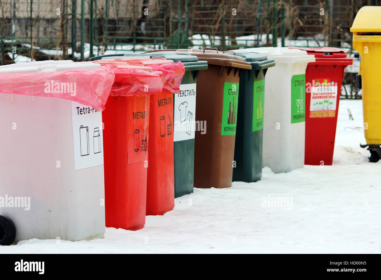Verschiedene farbige Behälter für die Sammlung von Recycling ...