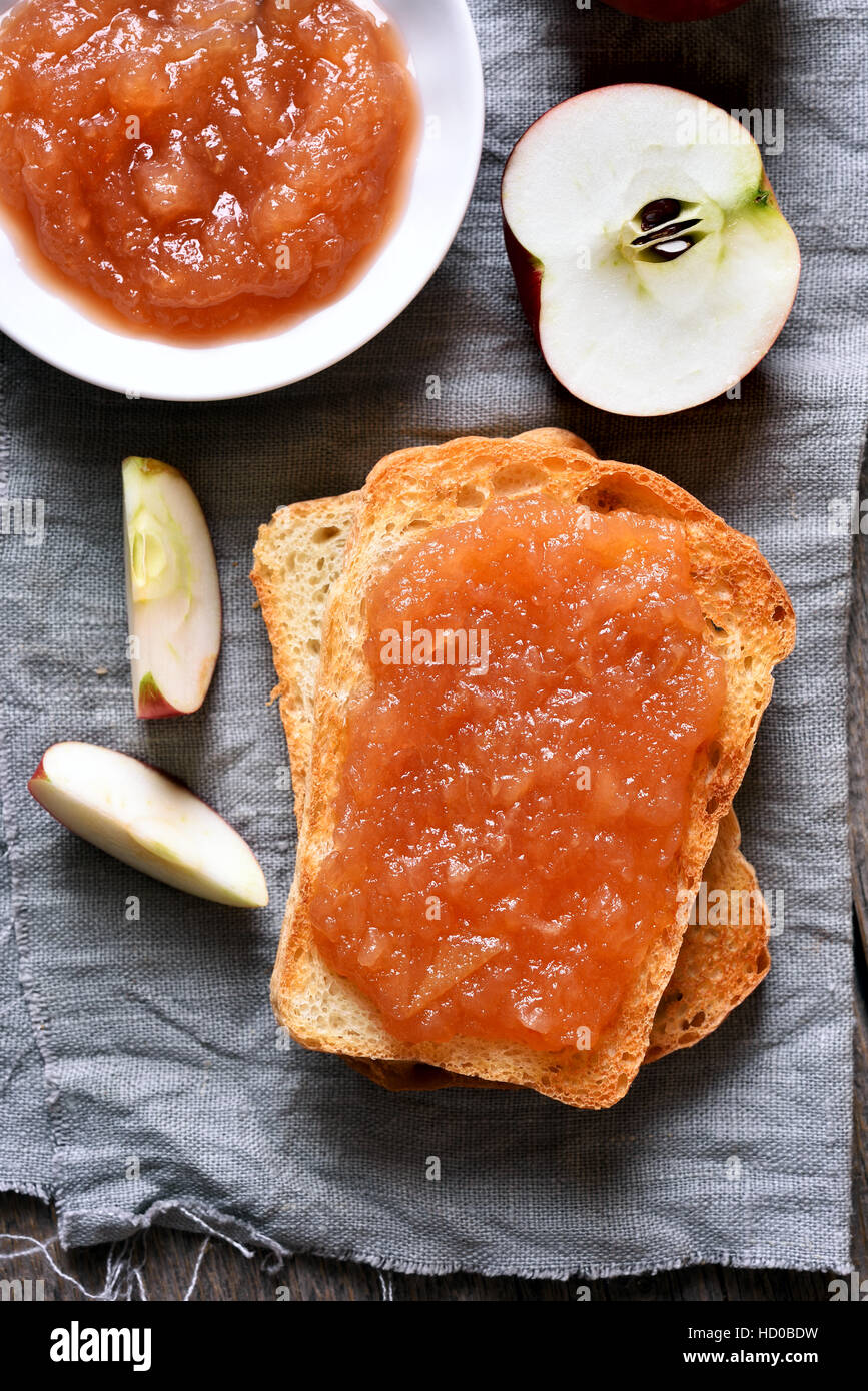 Apfel Marmelade auf Toast-Brot, Ansicht von oben Stockfotografie - Alamy