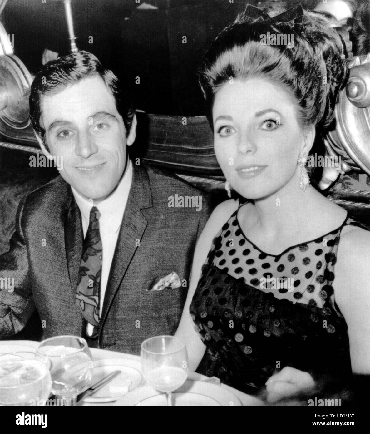 Joan collins und ihr ehemann Schwarzweiß-Stockfotos und -bilder - Alamy
