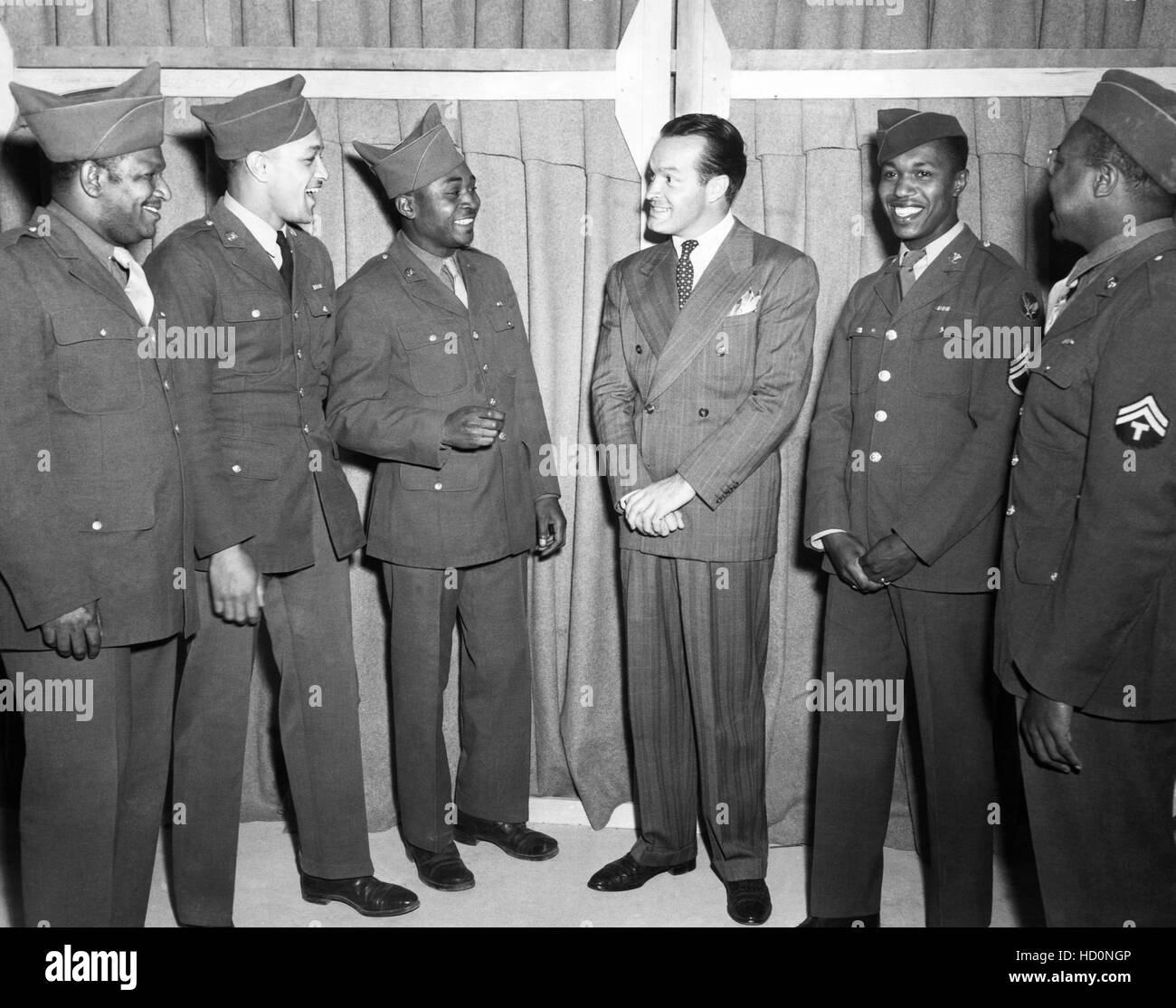Bob Hope (Mitte) mit Corporal Calvin Walker, Private Fred Rogers, Staff ...