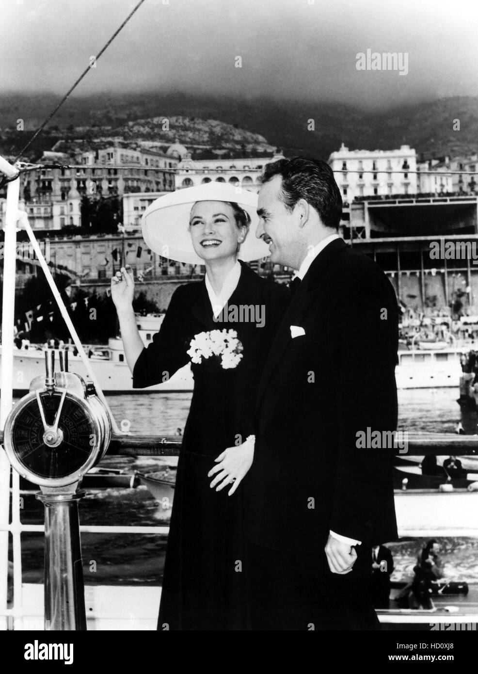 Grace Kelly (Princess Grace) und Fürst Rainier nach ihrer Hochzeit in ...