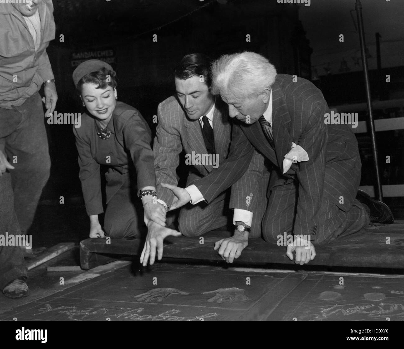GREGORY PECK, mit der Schauspielerin Anne Baxter und Sid Grauman machen ...