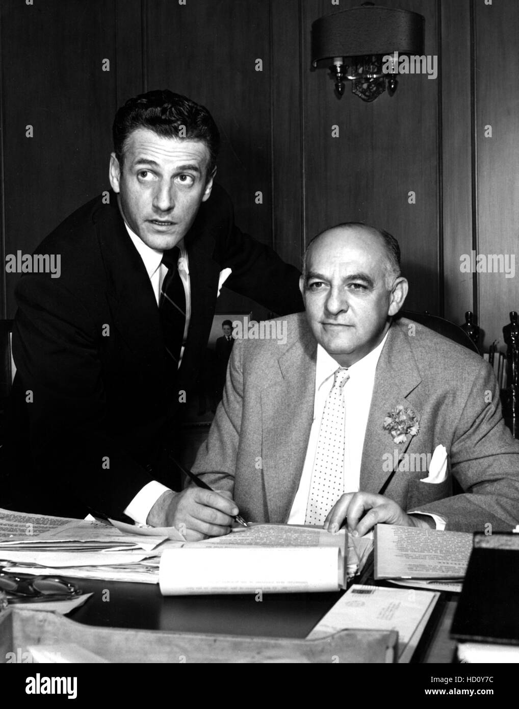 Harry Cohn (R), mit Stanley Kramer, Unterzeichnung eines Vertrags in ...