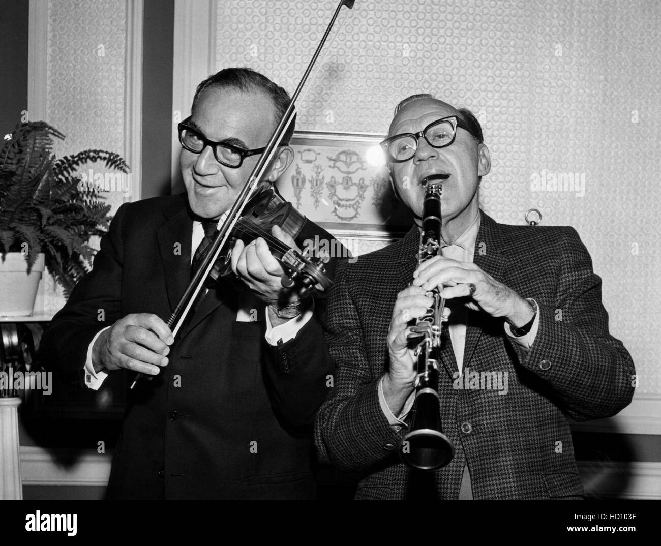 Benny Goodman, Jack Benny wechseln Instrumente, 1966 Stockfotografie ...