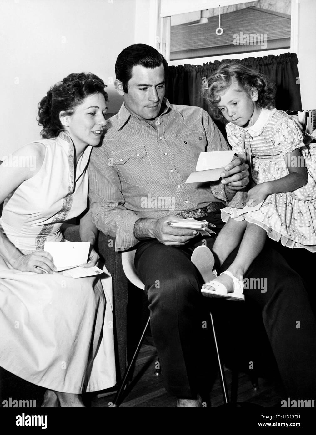 Clint Walker, Zentrum, mit seiner ersten Frau, Verna Walker, und ihre ...