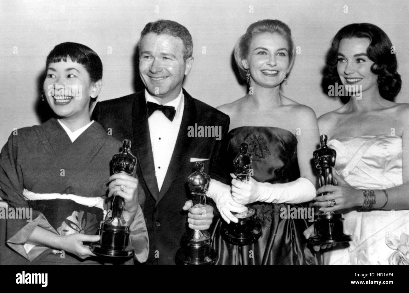 Miyoshi Umeki mit ihrer Akademie-Preis für SAYONARA, Red Buttons mit ...