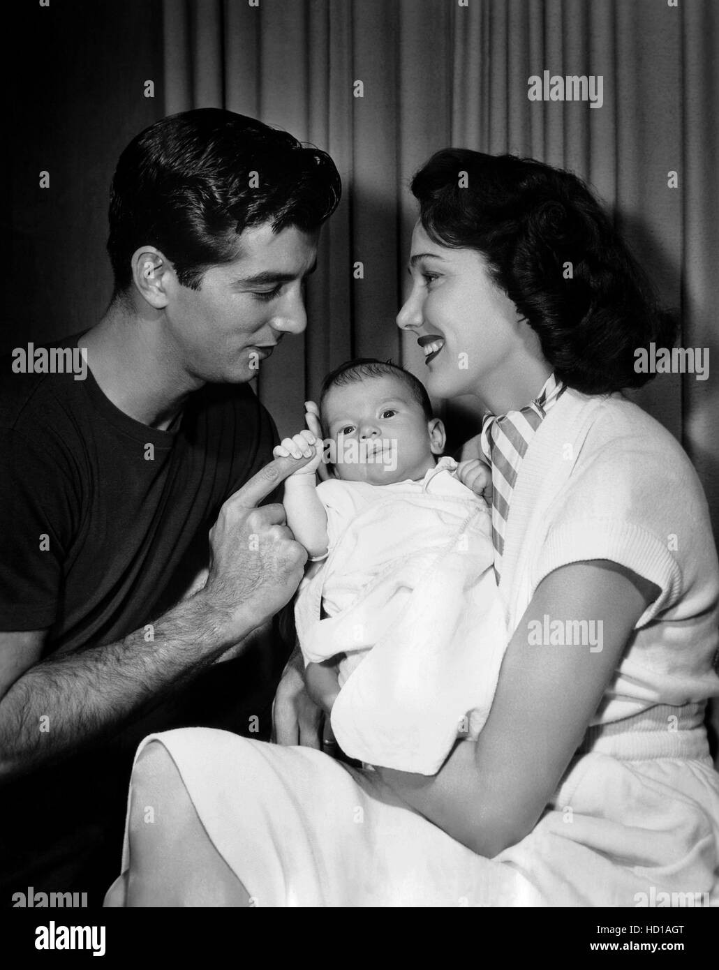 Ray Danton und Julie Adams, mit ihrem Sohn, Stephen, 1957 Stockfotografie - Alamy