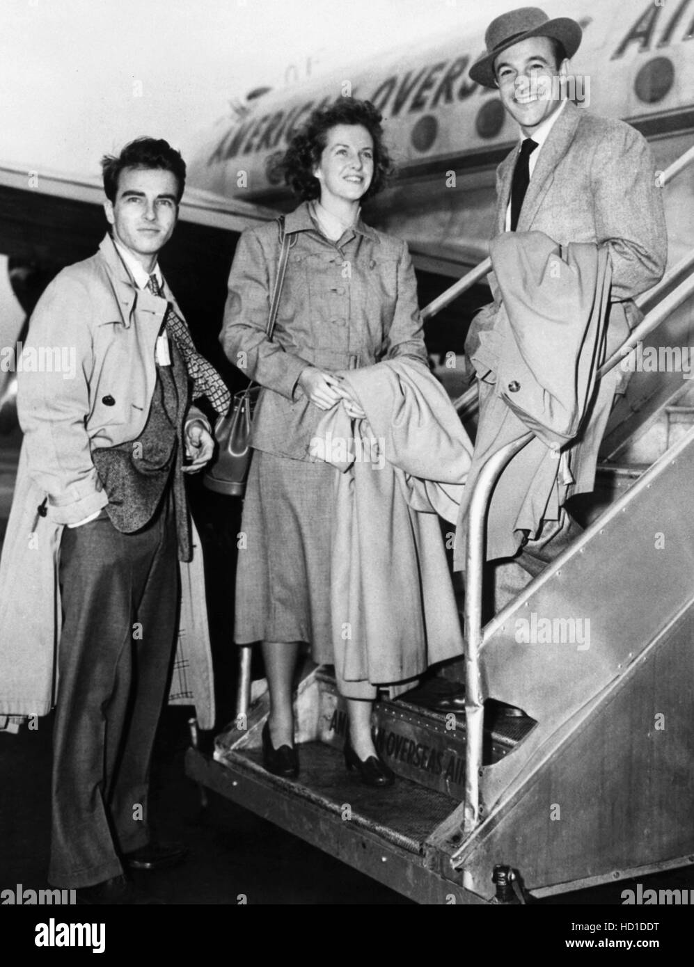 Von links: Montgomery Clift, Betsy Blair, Gene Kelly, im Flughafen ...