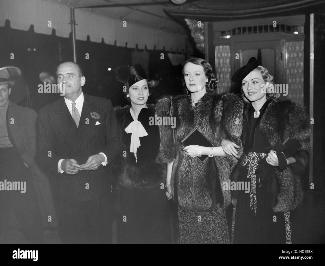 Von links: Merle Oberon, Douglas Fairbanks Sr. Sylvia Ashley, Constance ...