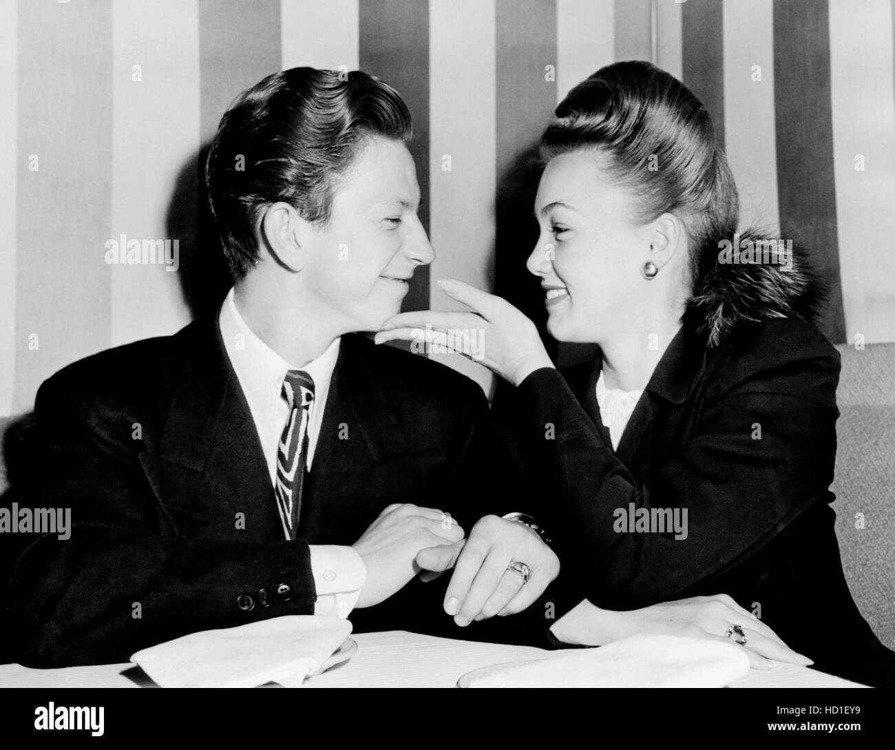 Donald O'Connor, links, auf ein Date mit seiner Verlobten Gwen Carter ...