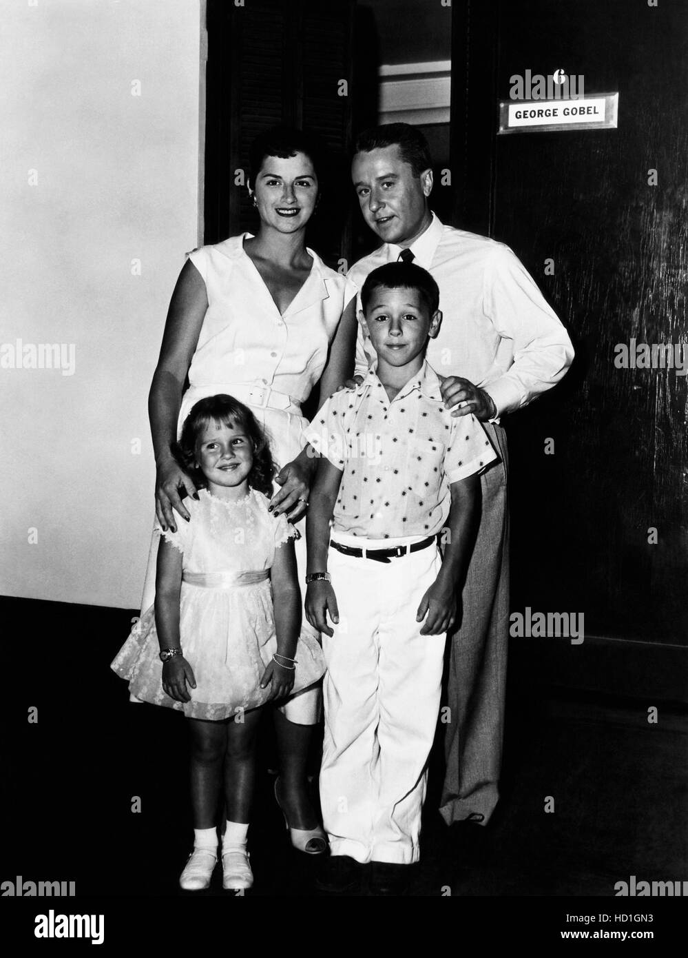 George Gobel, hinten rechts, und seine Frau Alice Göbel, mit ihren ...