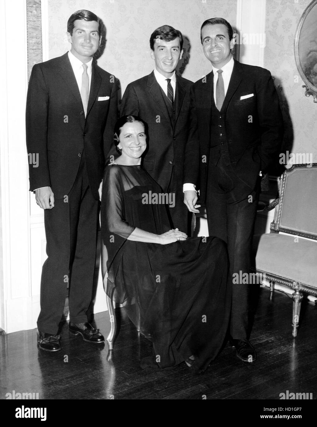 Ann Stevens Hamilton Spalding, sitzend, mit Söhnen (v.l.), George ...