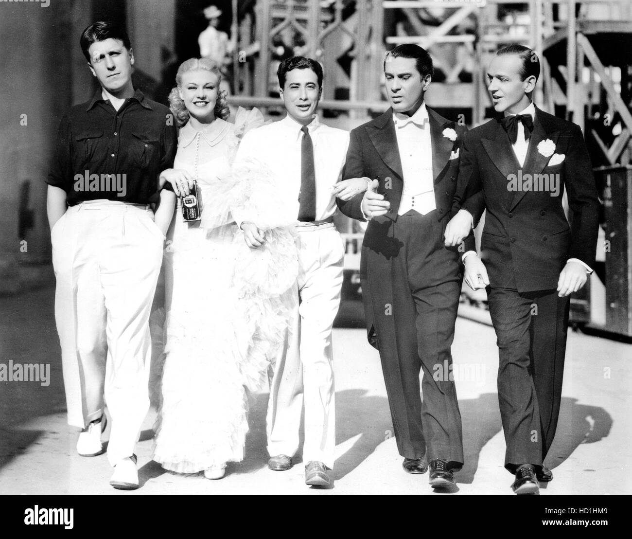 GINGER ROGERS, mit ihren Co-Stars und Regisseur, (l, R) Regisseur ...