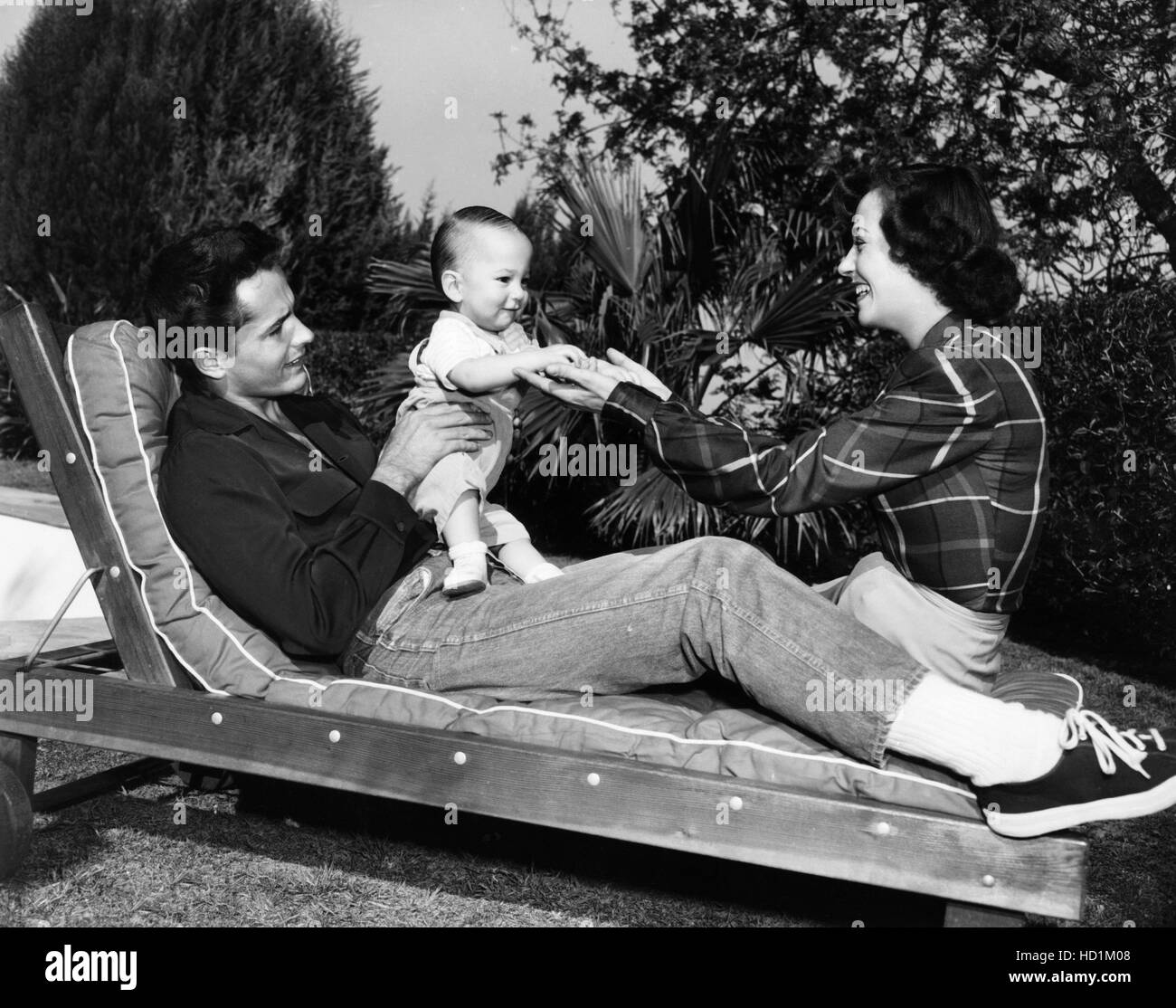 John Derek, links, zu Hause mit seiner ersten Frau, Schauspielerin Pati ...