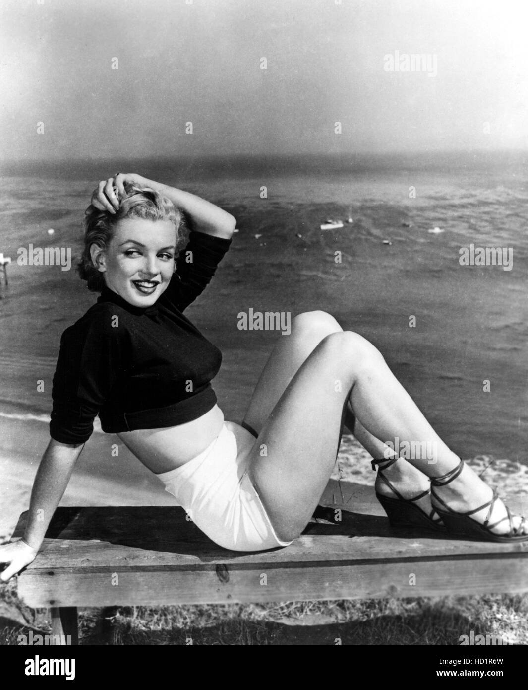MARILYN MONROE liegend auf einer Bank an einem Strand, Anfang der 50er Jahre Stockfotografie - Alamy