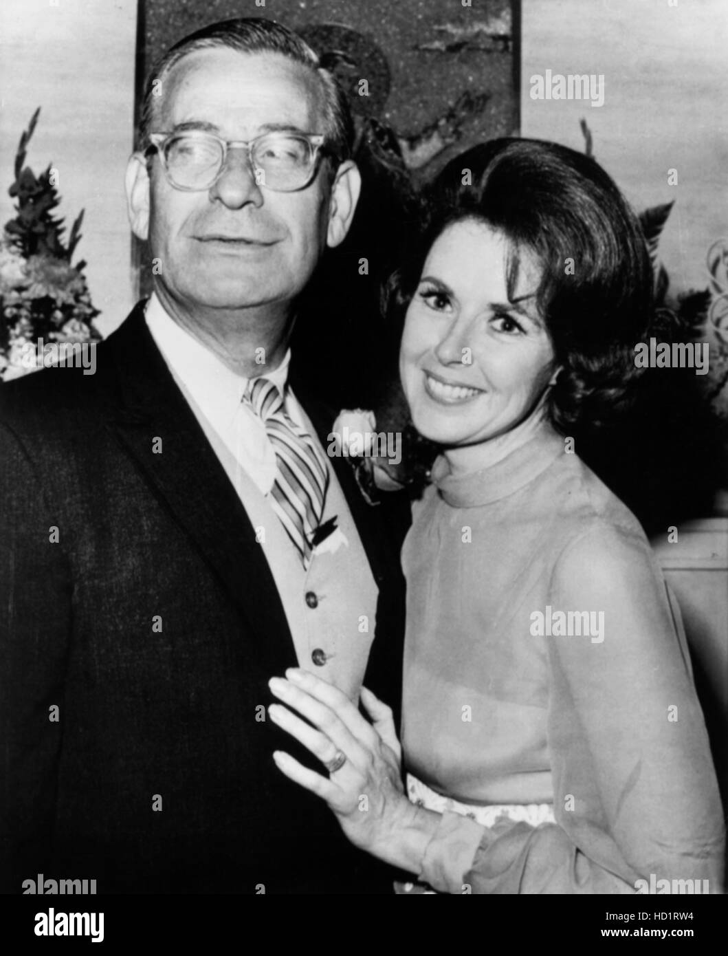 Von links: M. Hughes Miller, Mala Powers Pose für Fotografen nach ihrer ...