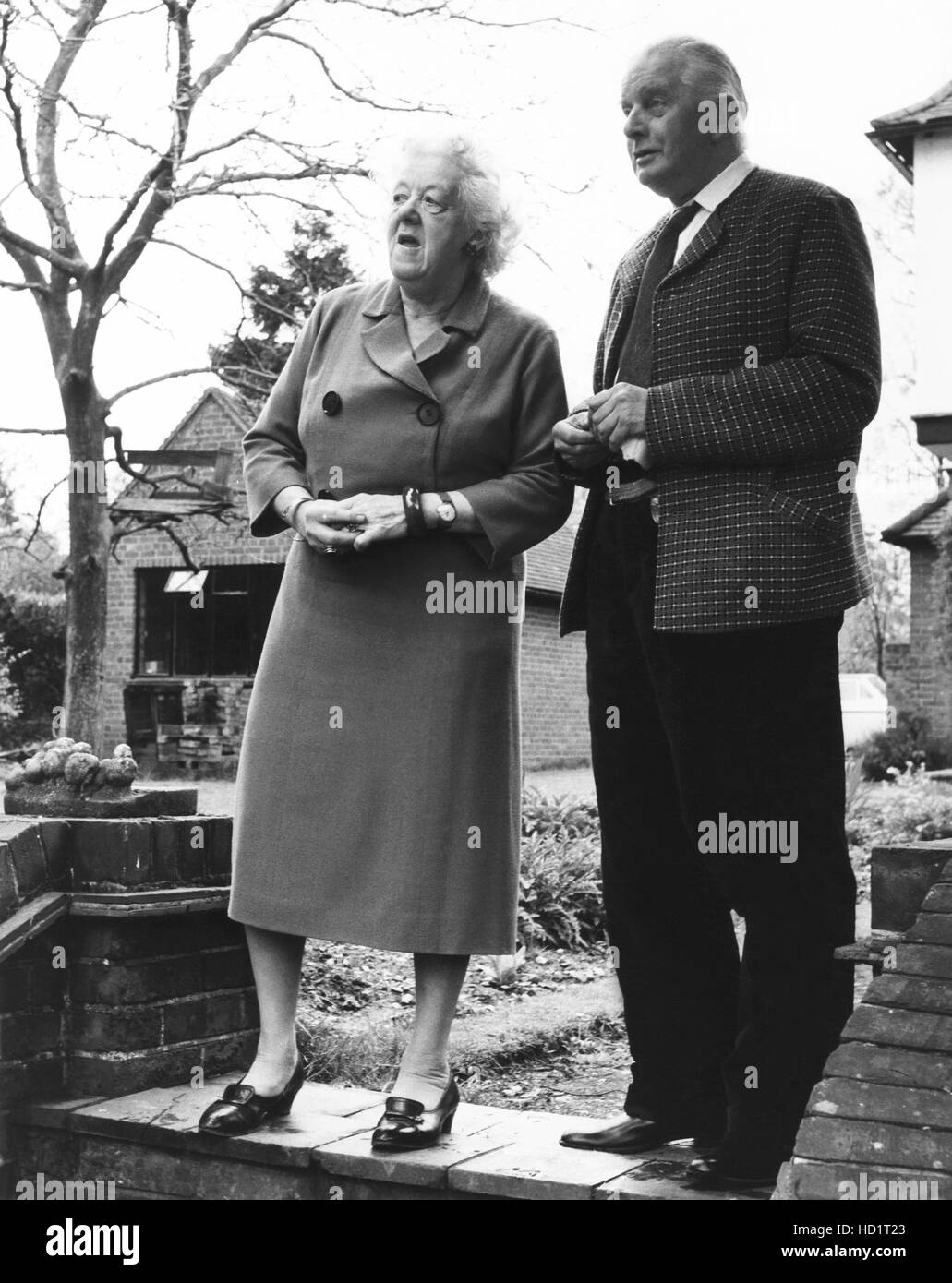 Margaret Rutherford, links, und ihr Ehemann, Schauspieler Stringer Davis, in ihrem Haus in ...