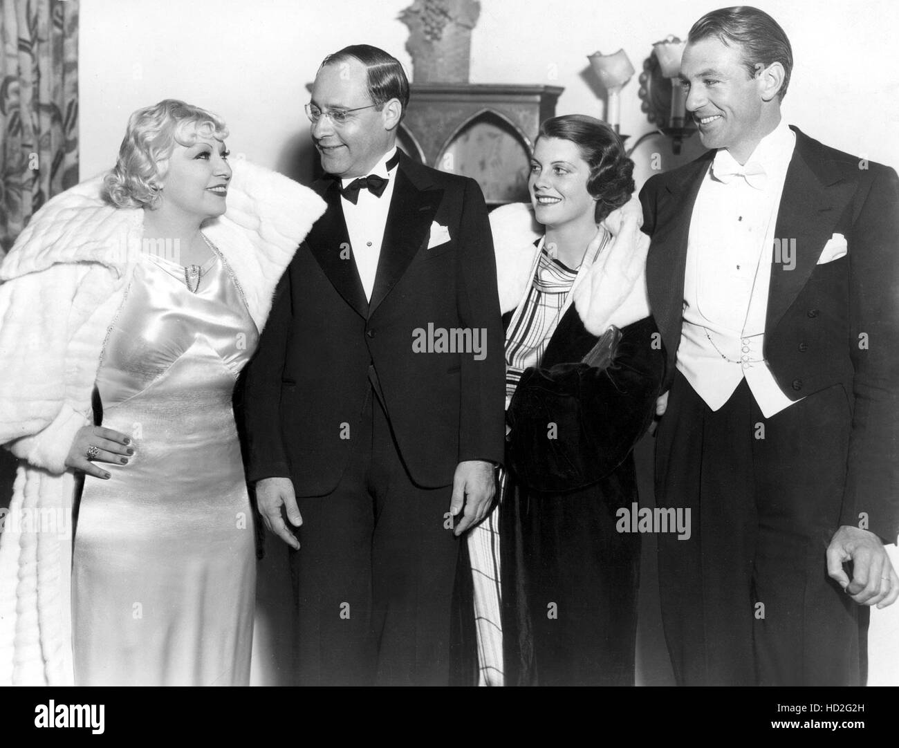 MAE WEST und ihr Produzent EMANUEL COHEN auf Party für das Brautpaar ...