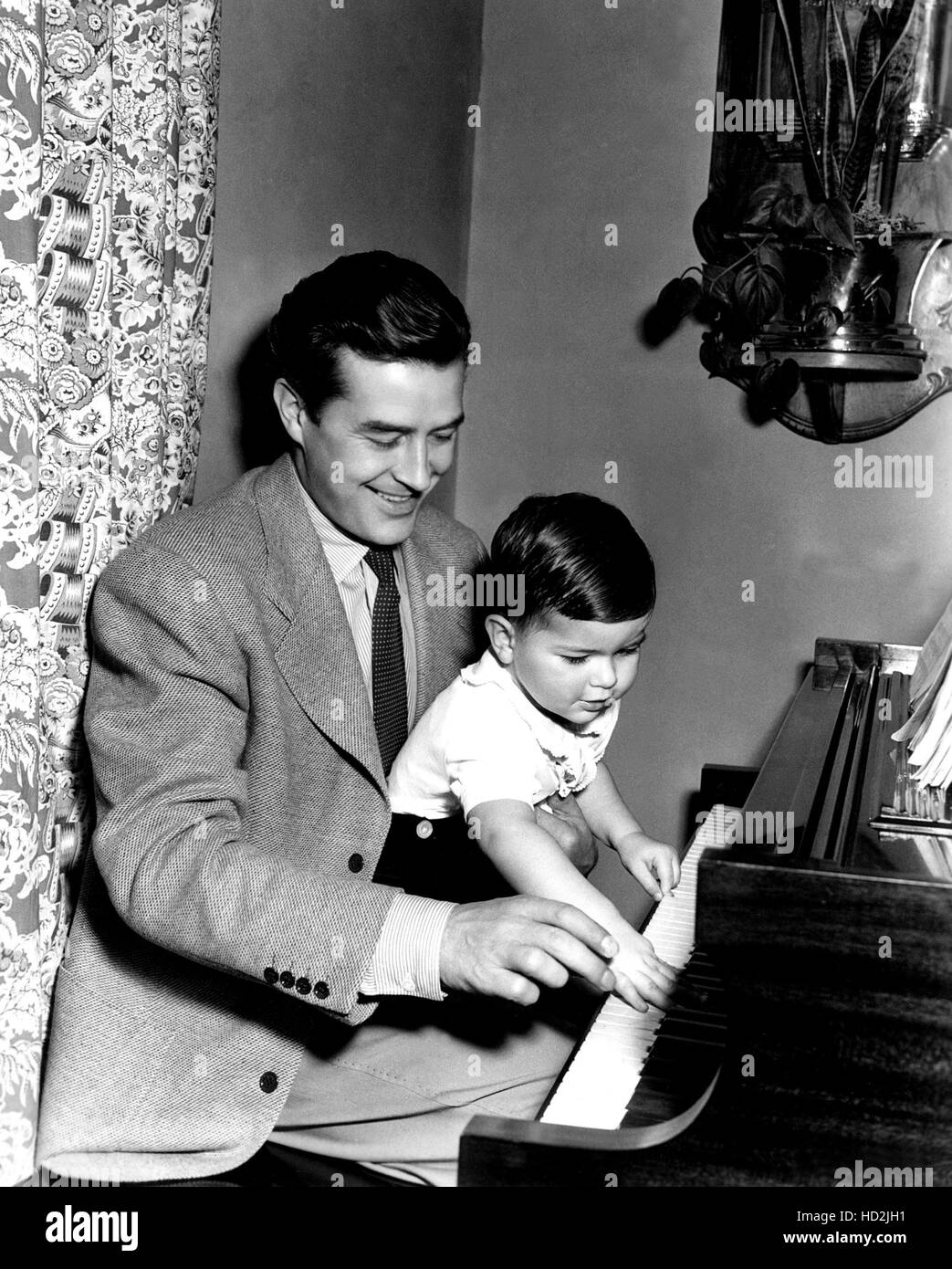 RAY MILLAND, mit zwei Jahre alten Sohn David Daniel, ca. 1942 ...