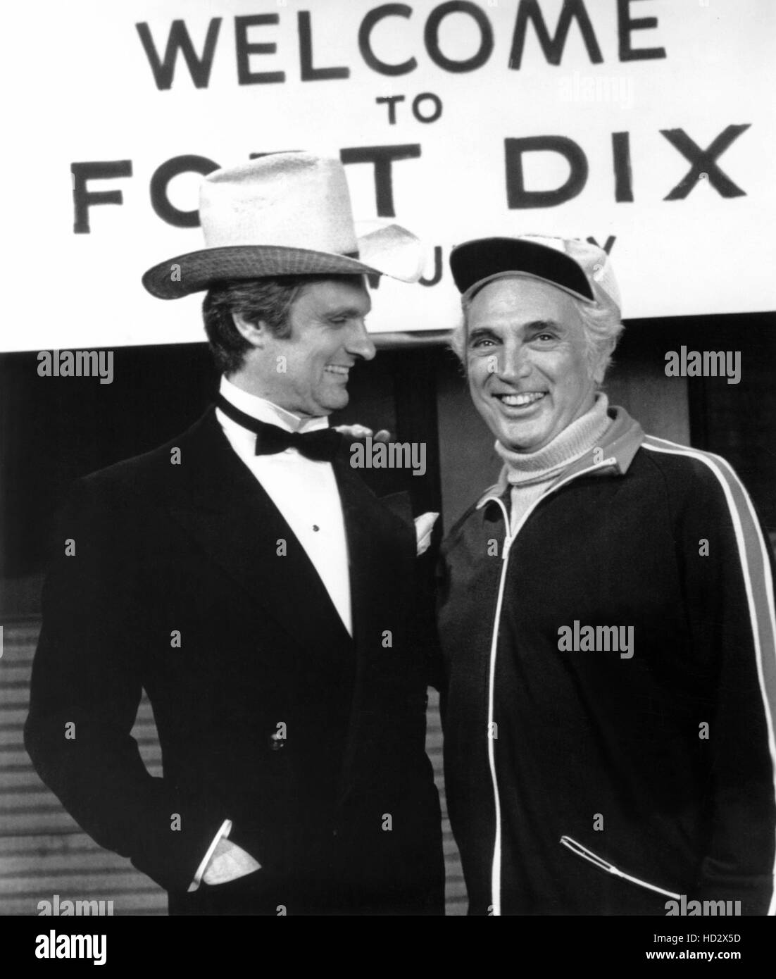 Robert Alda (rechts) besucht seinen Sohn Alan Alda am Set der ...