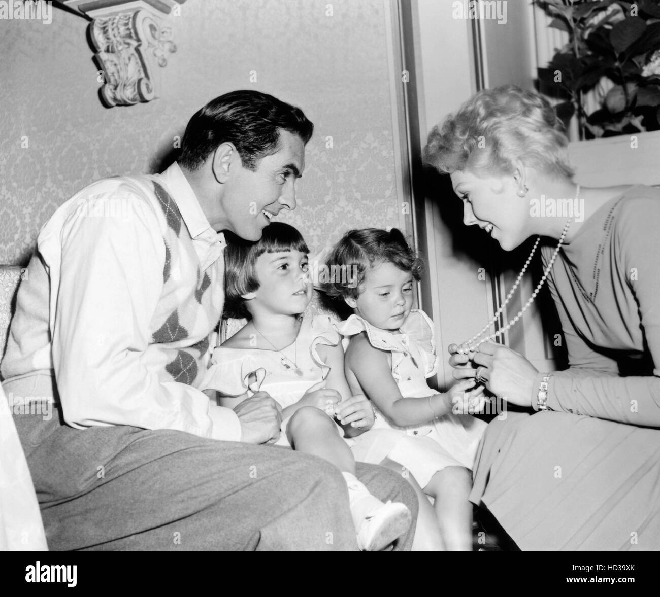 DER EDDY DUCHIN STORY, von links: Tyrone Power mit Töchtern Romina ...