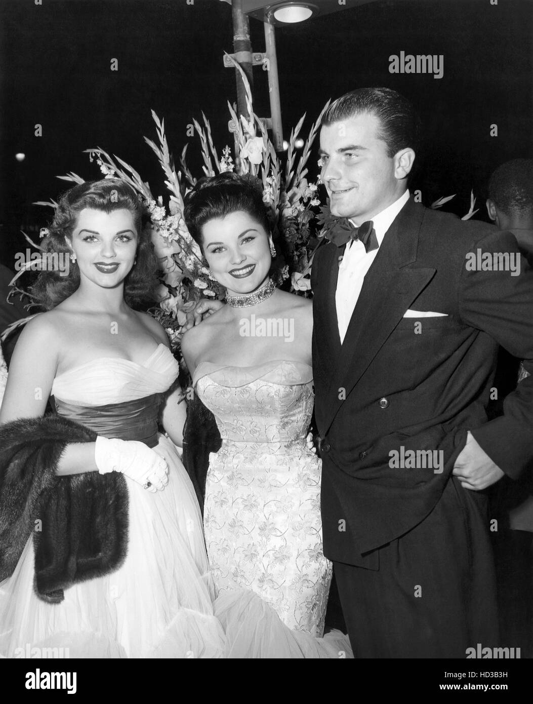 Von links: Schauspielerin/Starlet Lisa Gaye, ihre Schwester Debra Paget ...