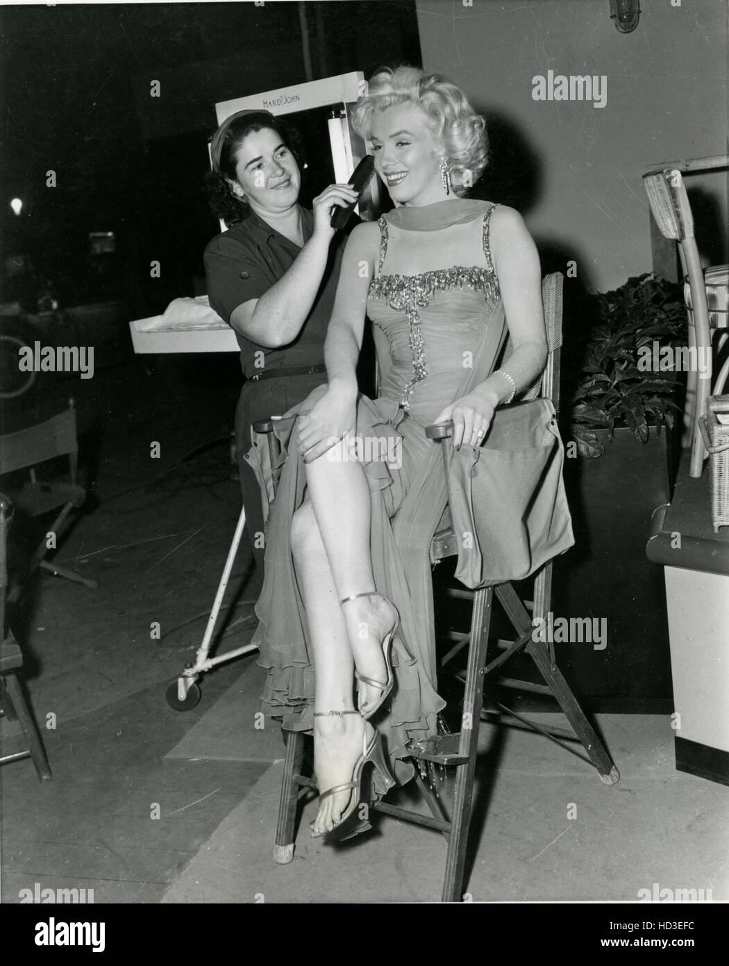 Marilyn Monroe mit Friseur Kay Reed, am Set von GENTLEMEN PREFER ...