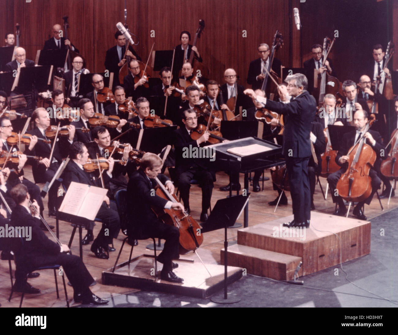 Leonard bernstein conducting -Fotos und -Bildmaterial in hoher ...