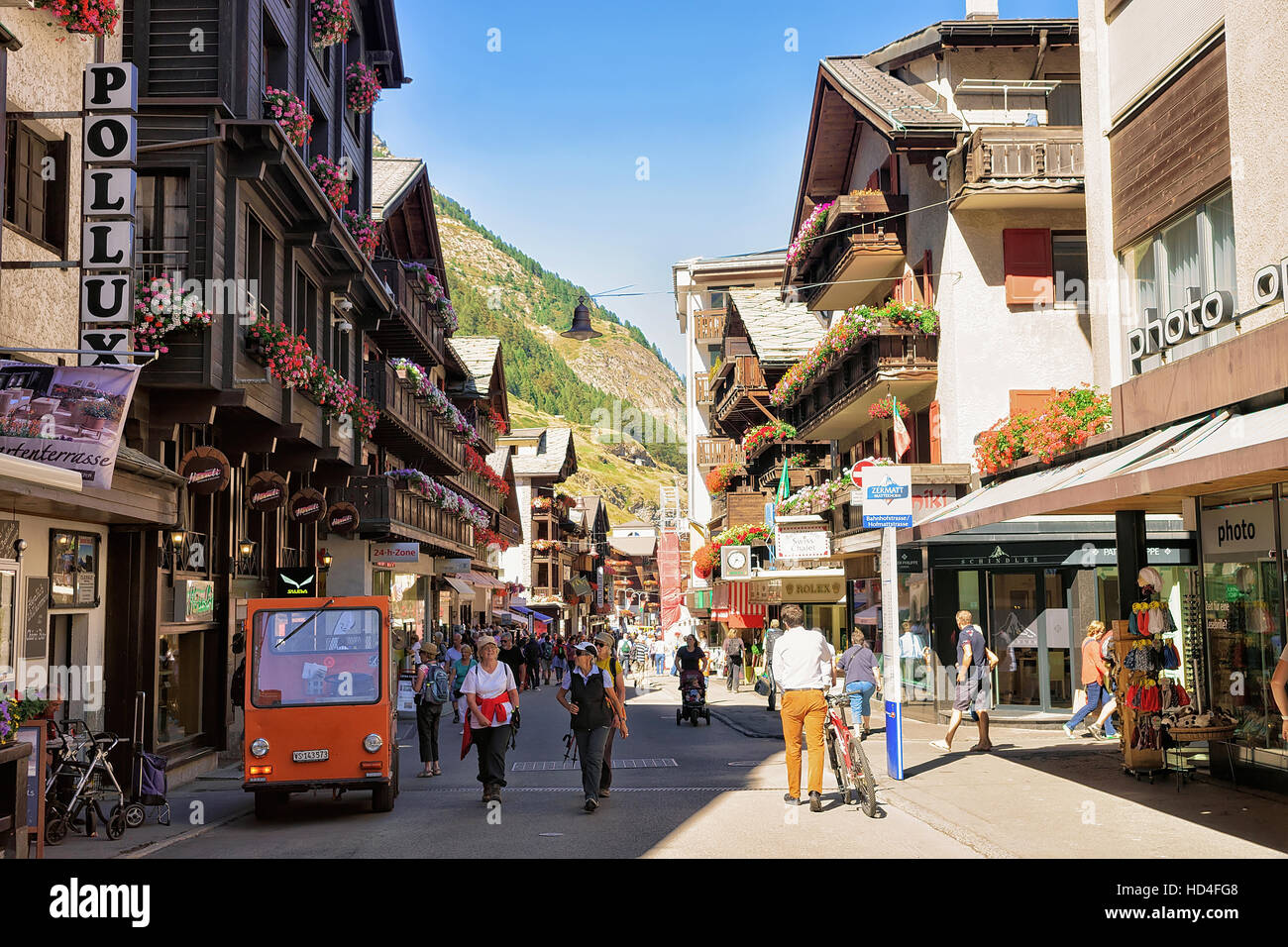 Zermatt, Schweiz - 24. August 2016: Touristen tun Nordic-walking im ...