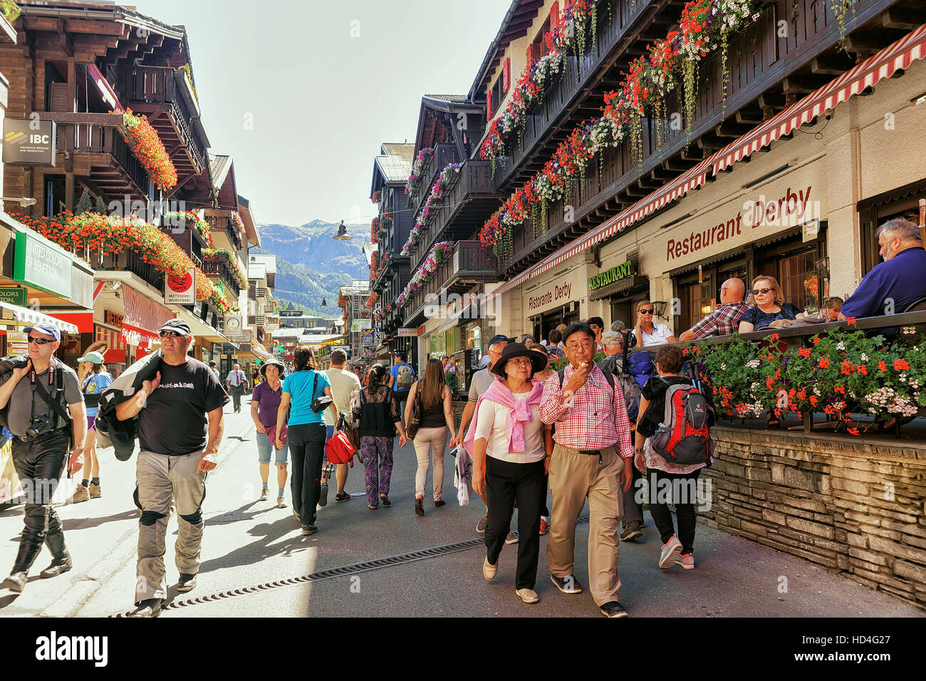 Touristen bahnhofstrasse zermatt -Fotos und -Bildmaterial in hoher ...