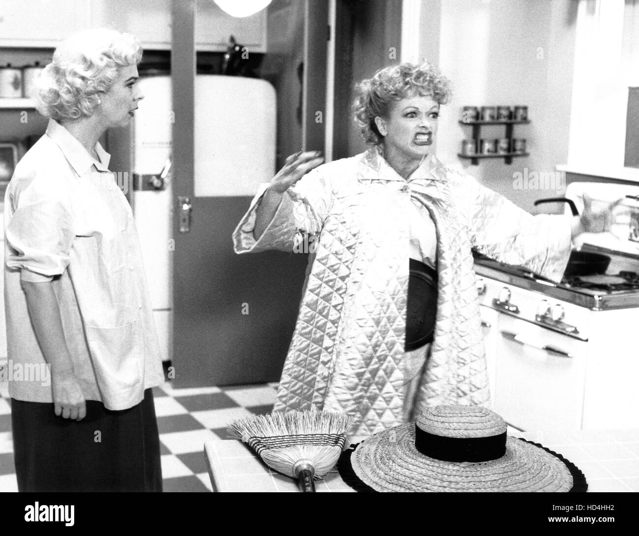 LUCY & DESI: Vor dem Lachen, von links: Robin Pearson Rose als Vivian Vance, Frances Fisher als ...