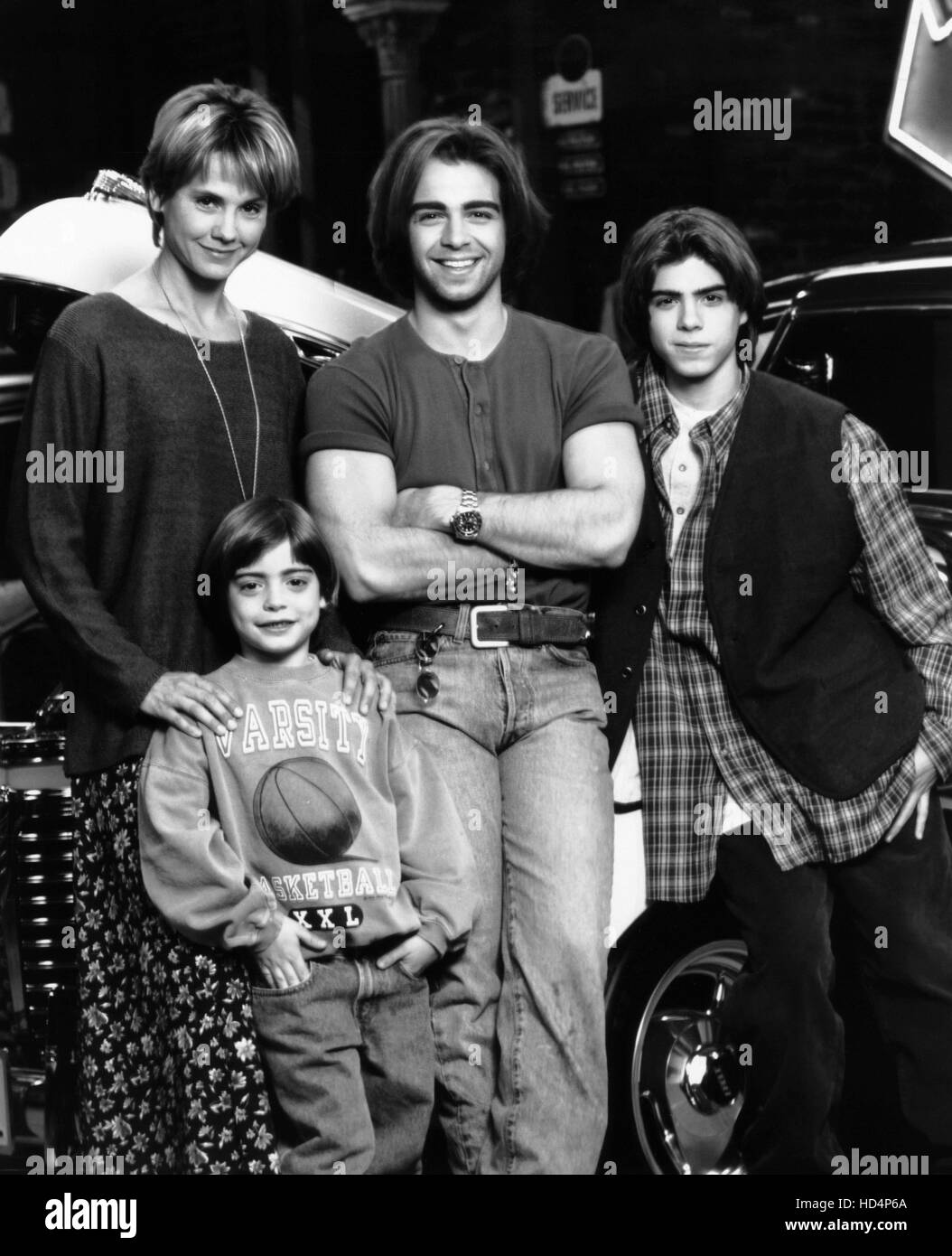 BRÜDERLICHE Liebe, von links: Melinda Culea, Andrew Lawrence, Joey ...