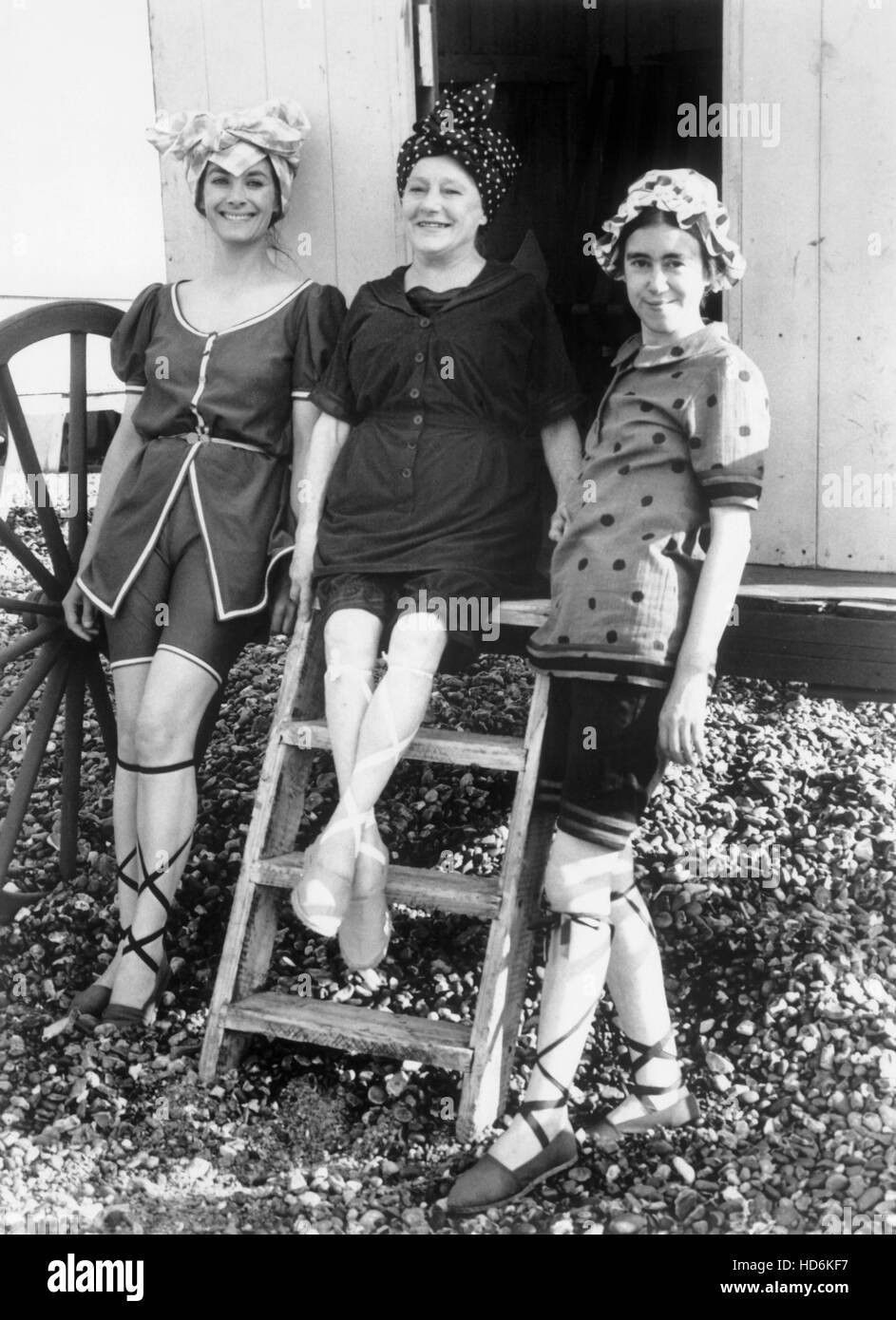 UPSTAIRS DOWNSTAIRS (v.l.): Jean Marsh, Angela Baddeley, Jenny Tomasin ...