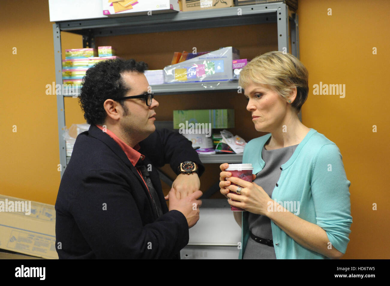 DIE KOMIKER (v.l.): Josh Gad, Stephanie Weir, "Pilot", (Staffel 1, EP ...