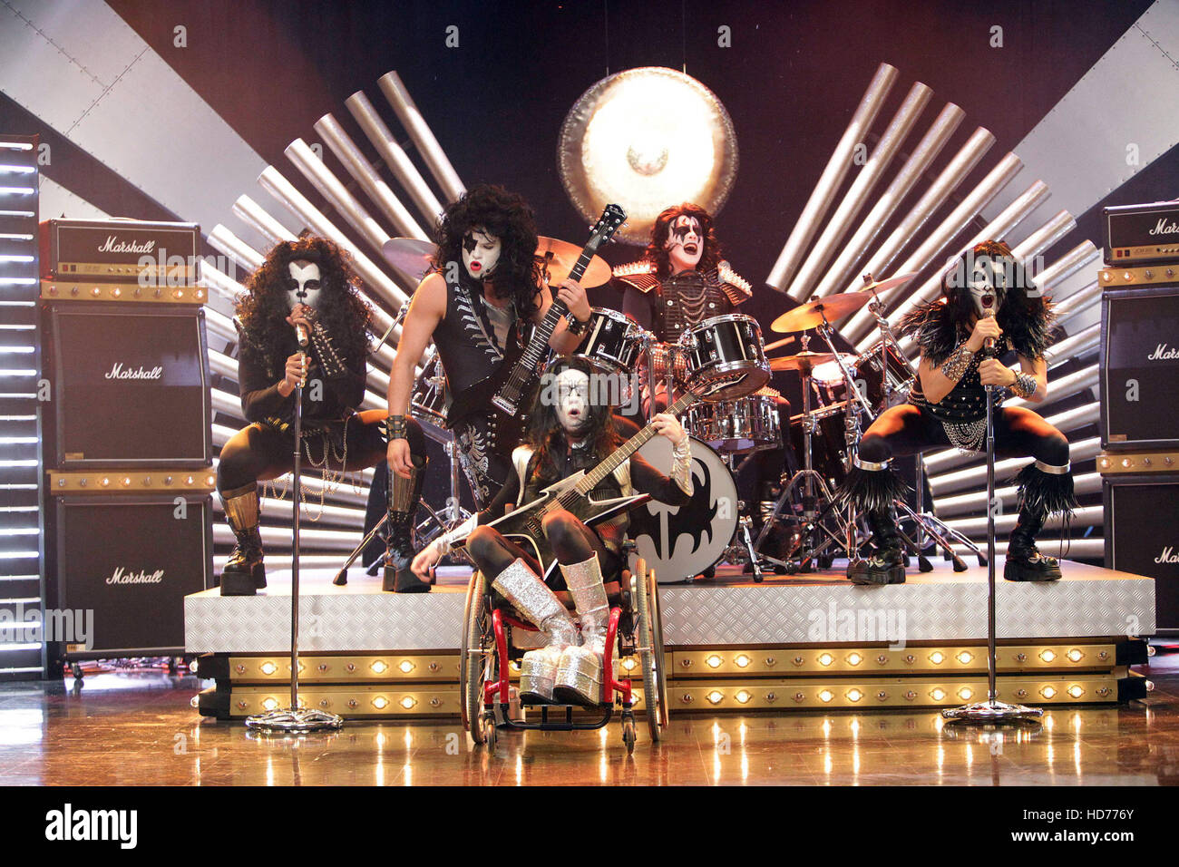 GLEE (v.l.): Dijon Talton (als Eric Carr), Mark jährlicher (als Paul ...