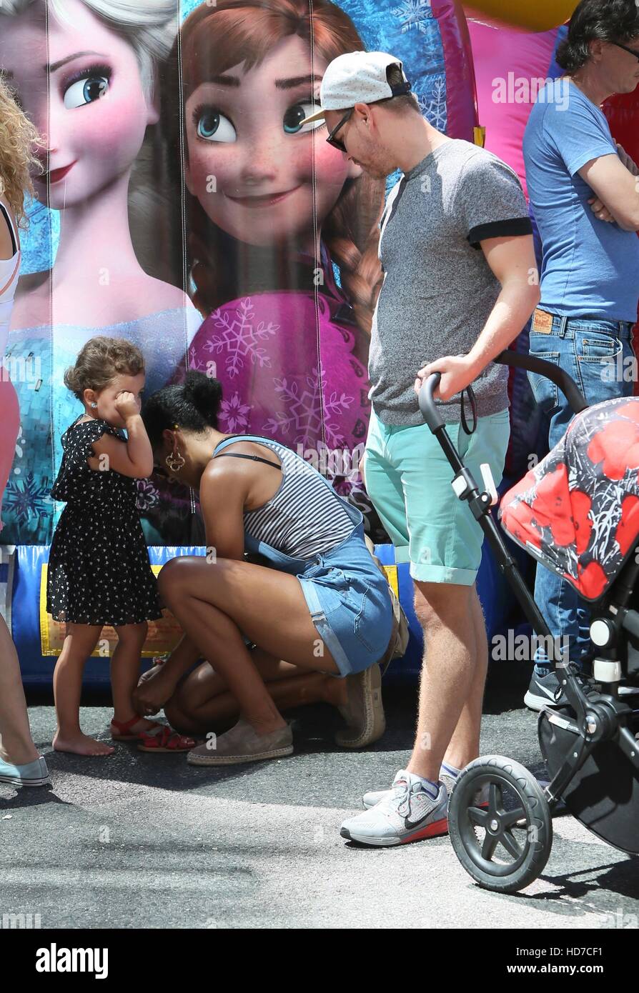 Marsha Thomason und Craig Sykes besuchen ein Bauernmarkt mit ihrer ...