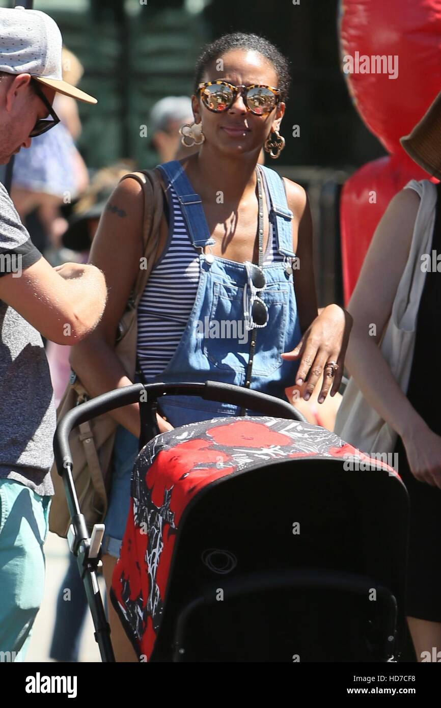 Marsha Thomason und Craig Sykes besuchen ein Bauernmarkt mit ihrer ...