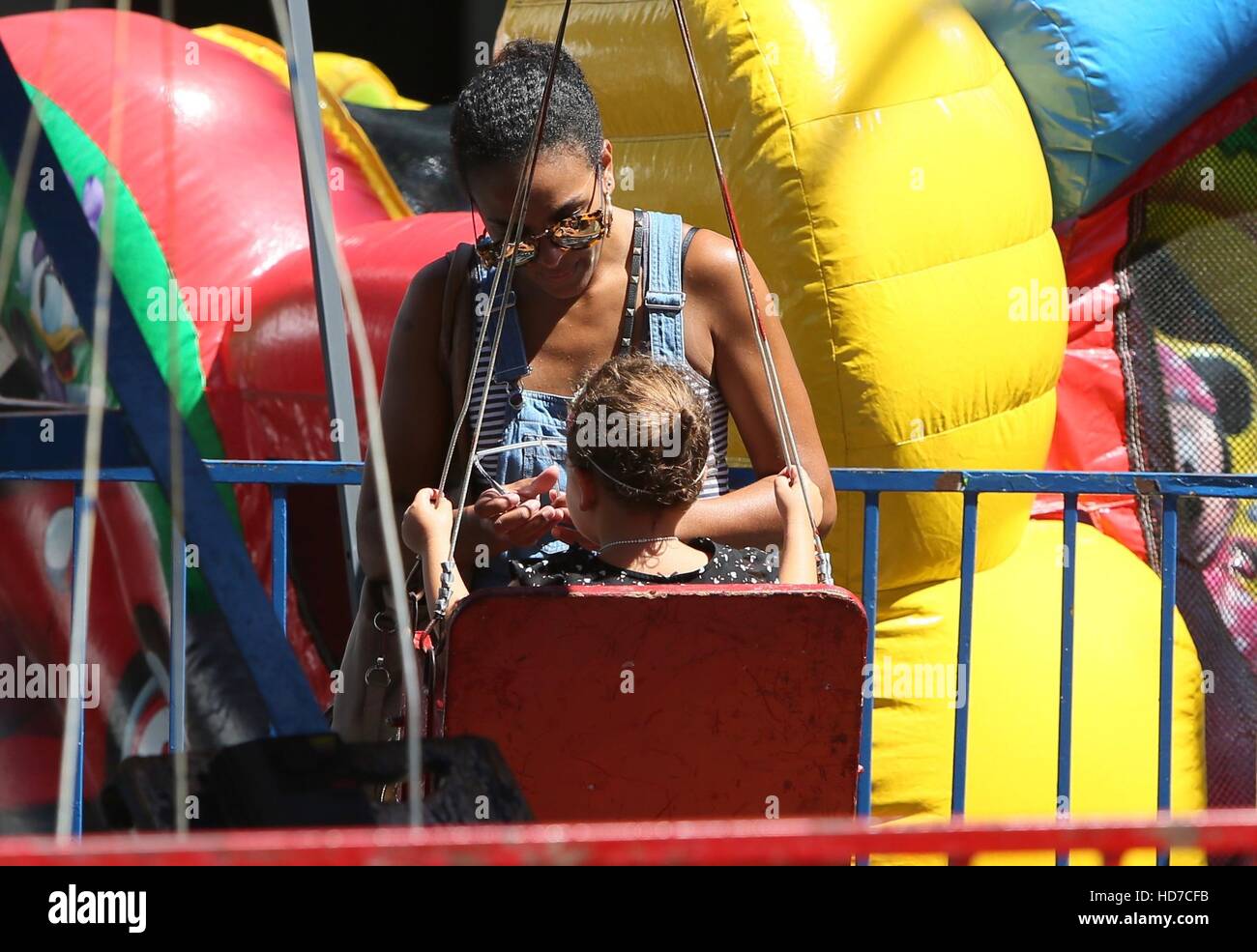 Marsha Thomason und Craig Sykes besuchen ein Bauernmarkt mit ihrer ...