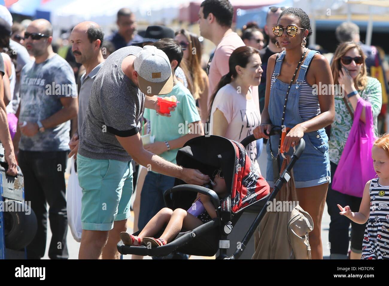 Marsha Thomason und Craig Sykes besuchen ein Bauernmarkt mit ihrer ...