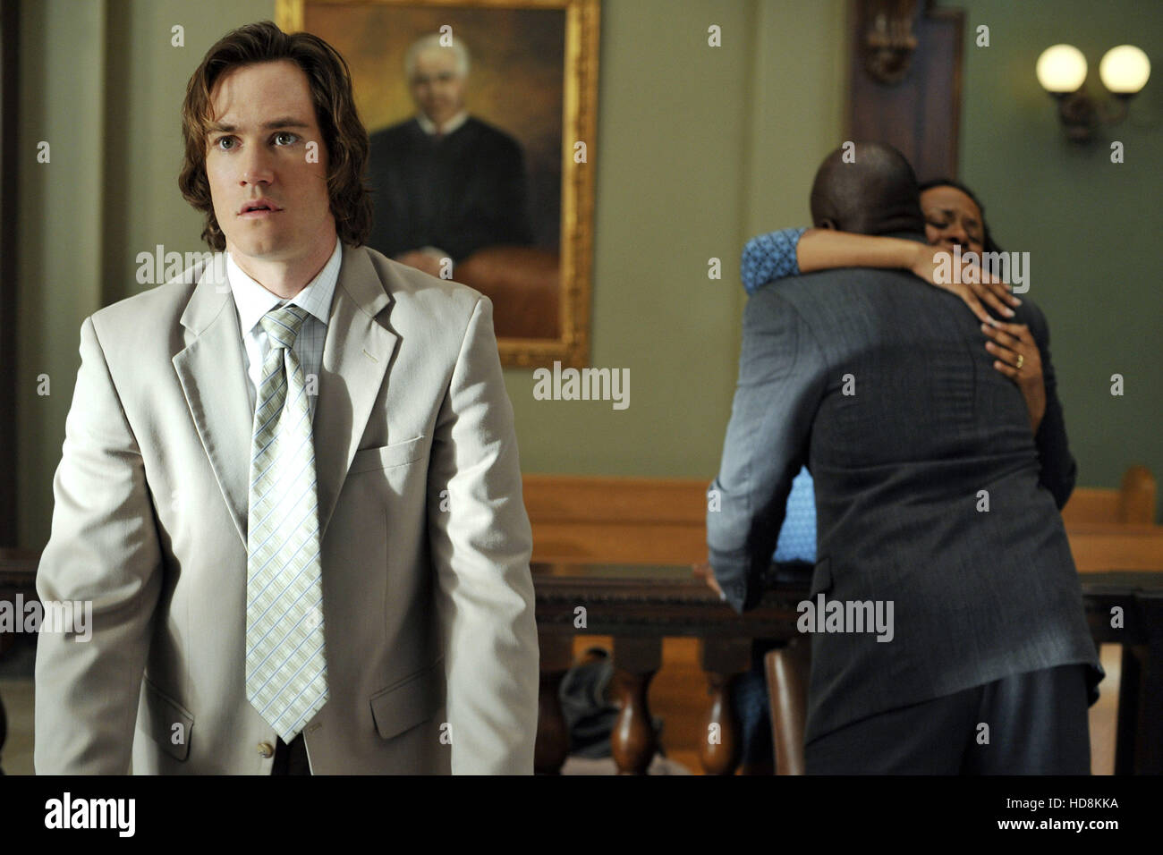 RAISING THE BAR, (v.l.): Mark-Paul Gosselaar, Reno Wilson (Rücken ...