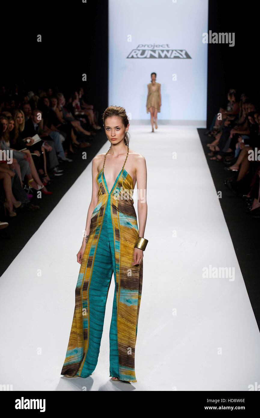 PROJECT RUNWAY, Gewinner Anya Ayoung-Chee-10-Stück-Sammlung auf der NY ...