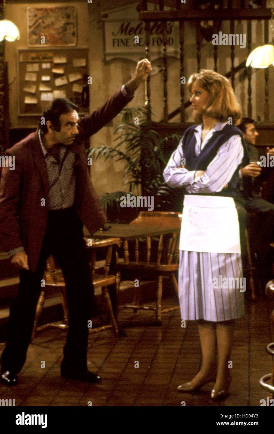 CHEERS, Dan Hedaya, Shelley Long, 1982-1993. verschränkten Armen ...