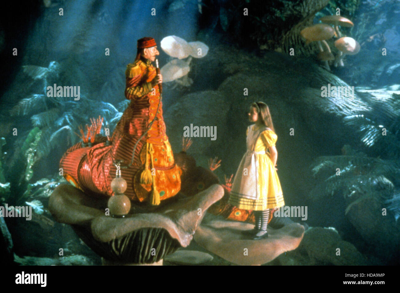 ALICE IN WONDERLAND, Ben Kingsley als die Raupe, Tina Majorino als ...